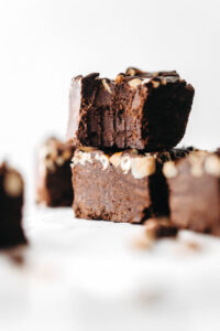 Healthy Chocolate Fudge (vegan + paleo) | Feasting on Fruit